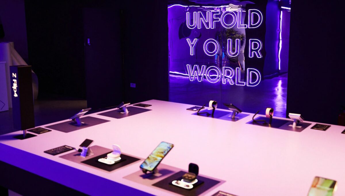 Samsung Galaxy opens a pop-up shop in London's Piccadilly Circus ...